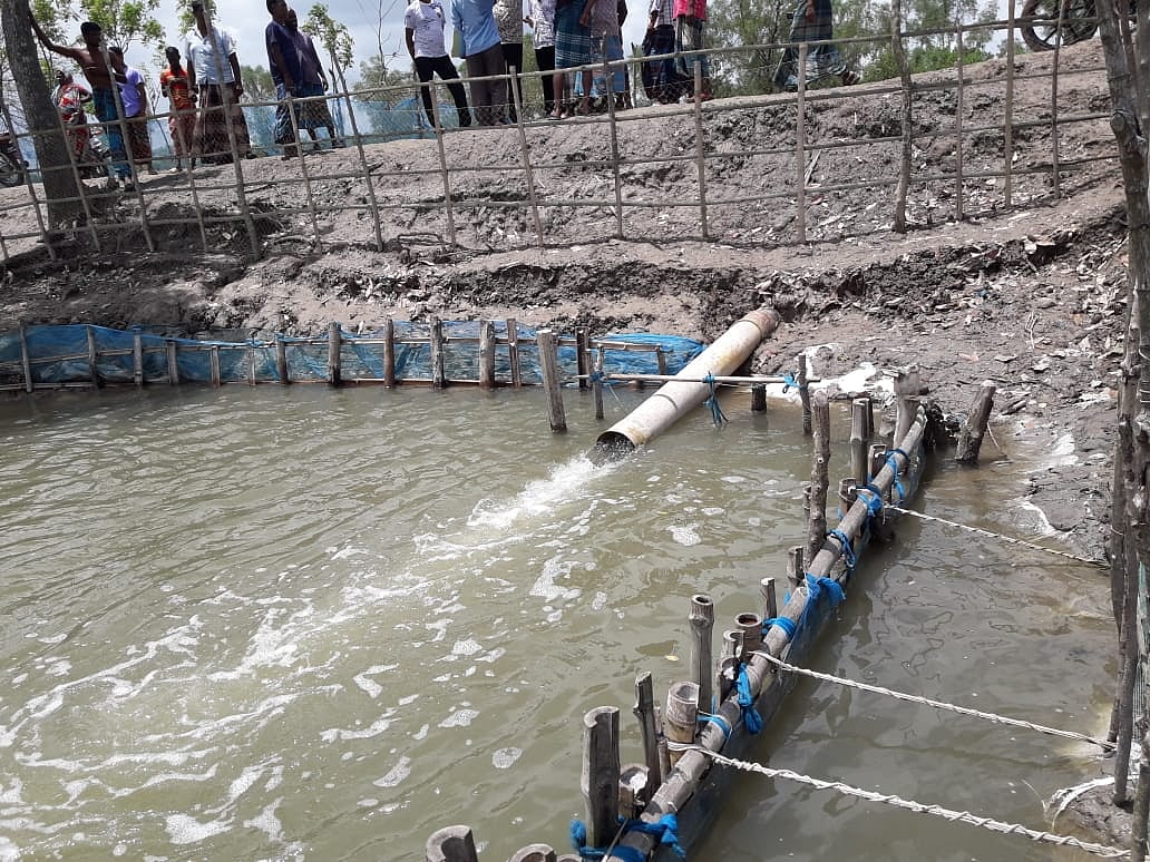 কয়রায় বেড়িবাঁধ ছিদ্র করে চলছে ঘের ব্যবসা | প্রথম আলো
