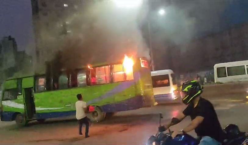 শ্যামলীতে বাসে আগুন | প্রথম আলো