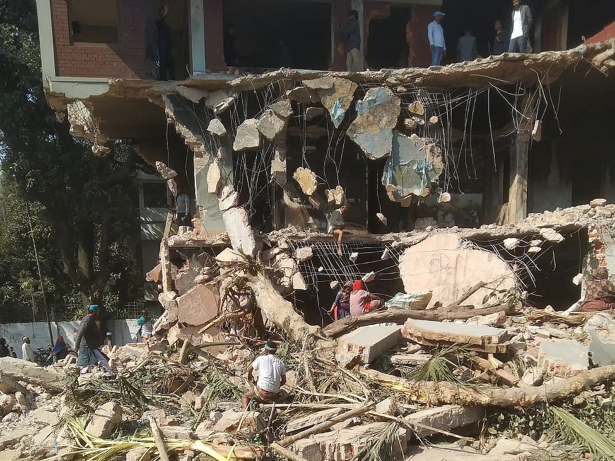 Dhanmondi 32: Some removing rods, some collecting scrap to sell ...