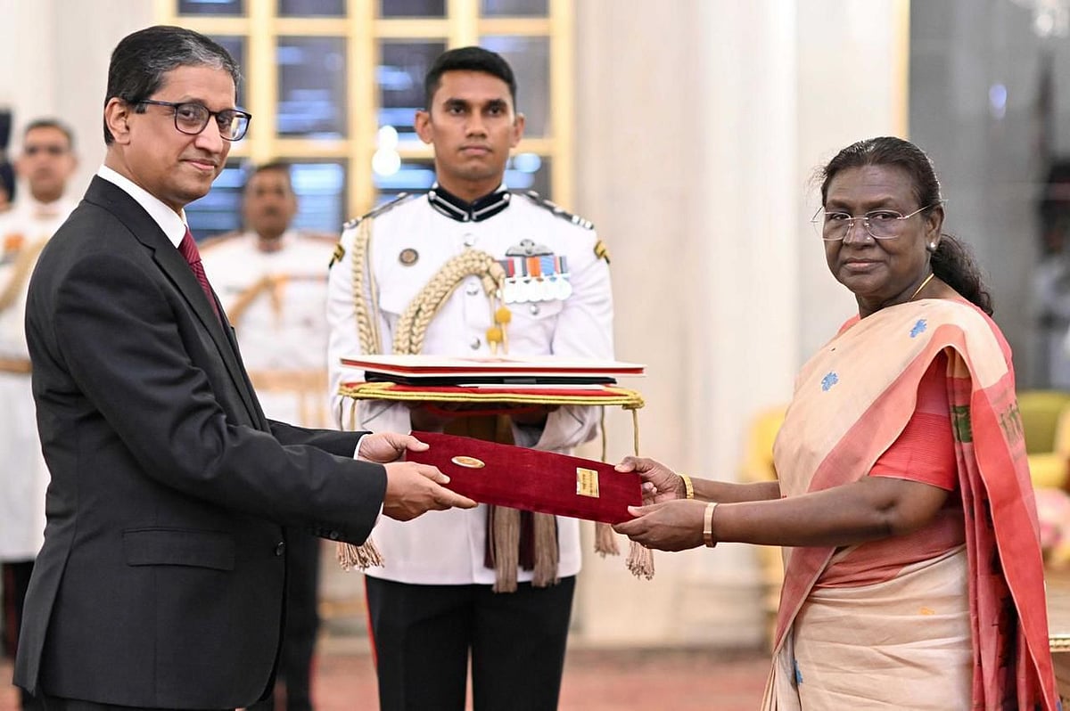 M Riaz Hamidullah presents his credentials to Indian president ...