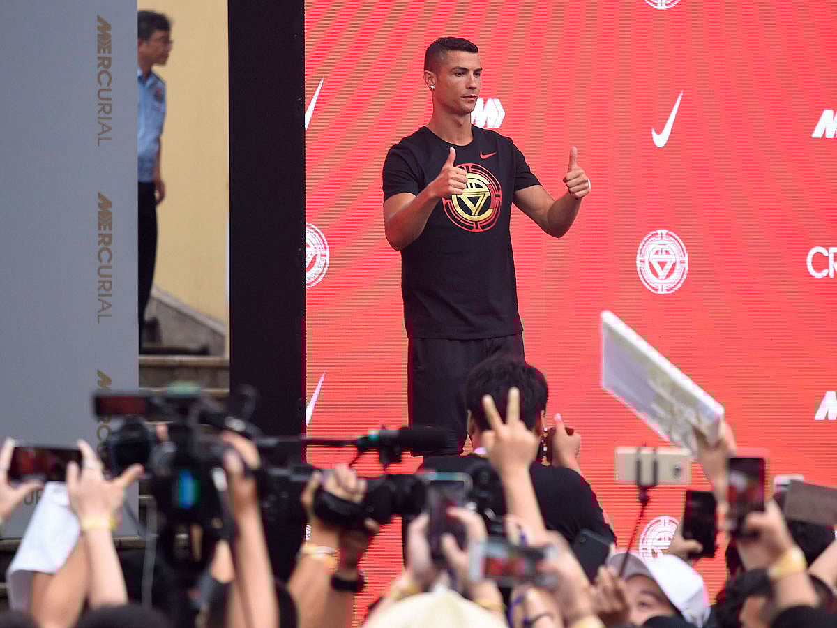 Ronaldo surprises Chinese fans at Forbidden City | Prothom Alo