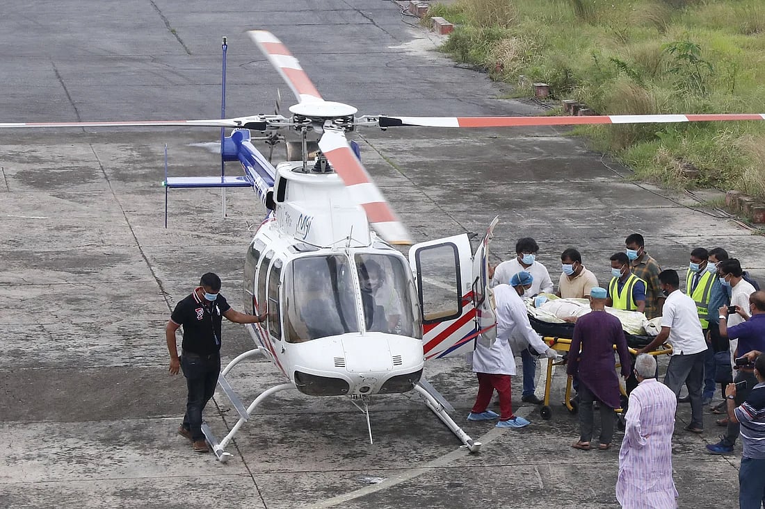 Hasan Azizul Huq flown to Dhaka in critical condition | Prothom Alo