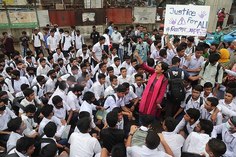 Students block Farmgate demanding justice over fellow’s death | Prothom Alo
