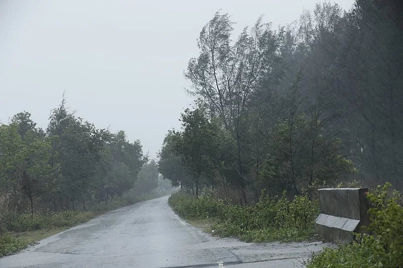 Wind speed rising up to 210 kph, likely to cross coast between 9am-3pm ...