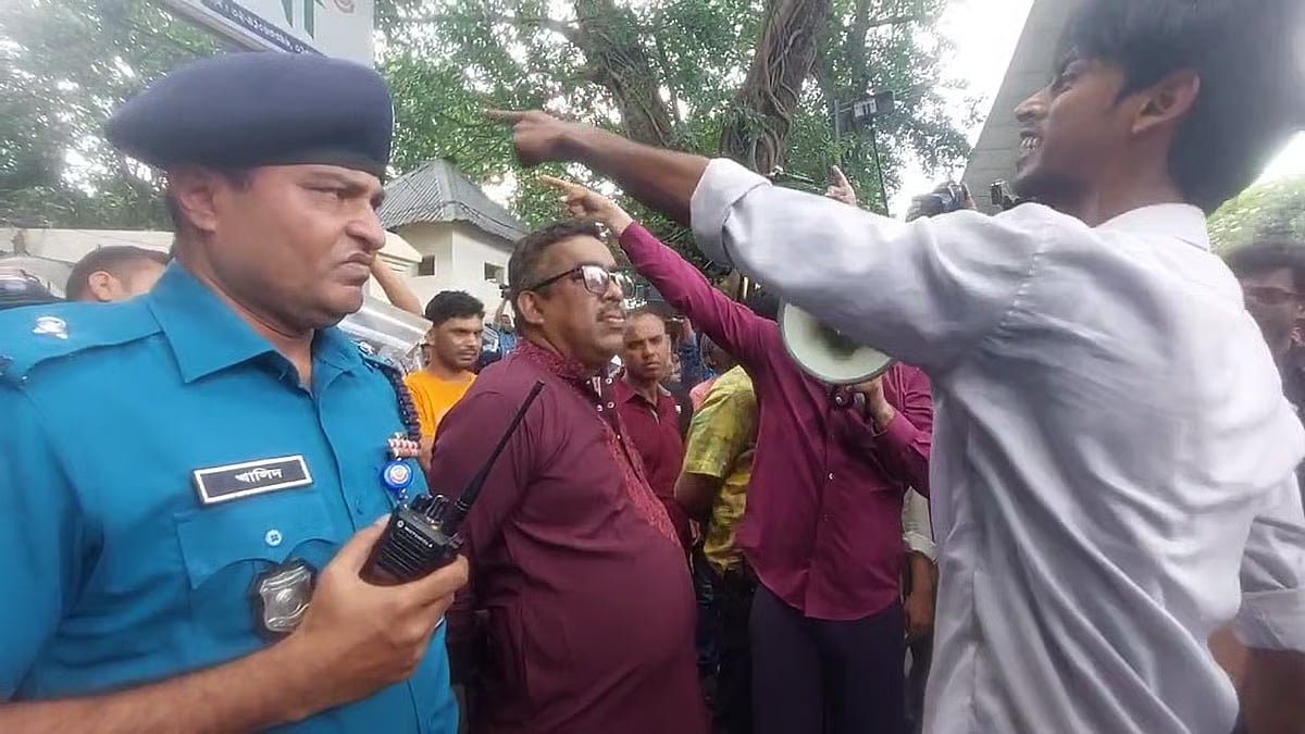 Students lay siege to Shahbagh police station protesting Samya murder ...