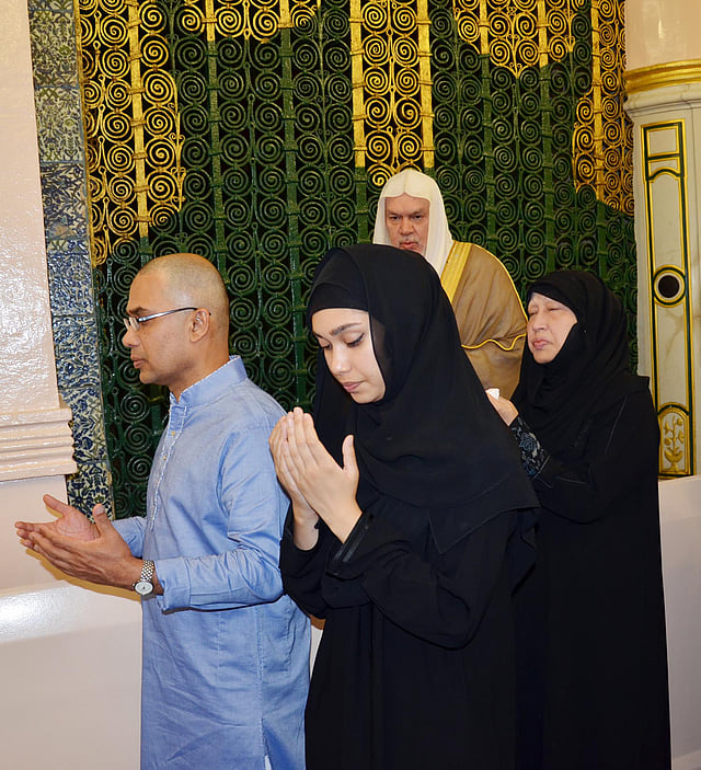 Khaleda offers fateha at Prophet’s rawja | Prothom Alo