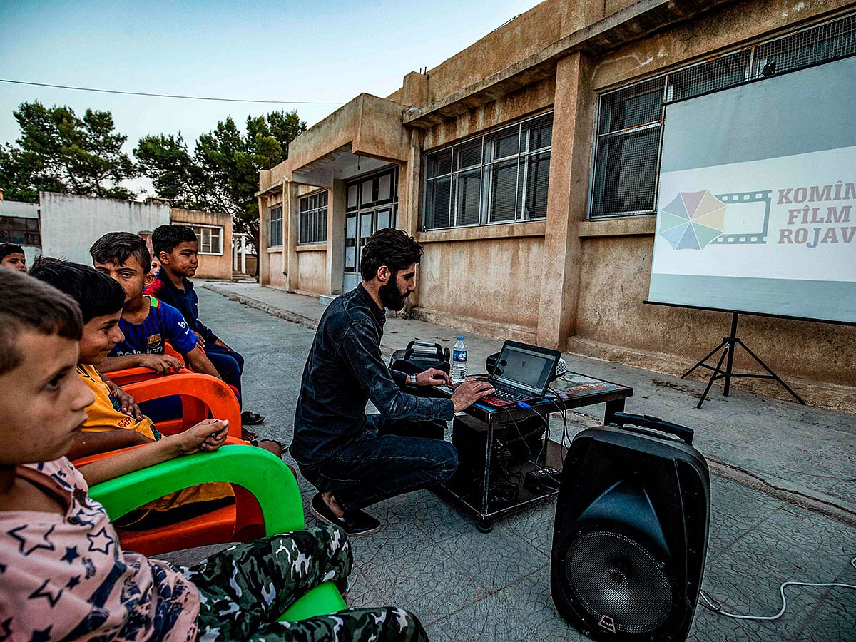 Mobile cinema brings smile on Syrian Kurd children's face | Prothom Alo